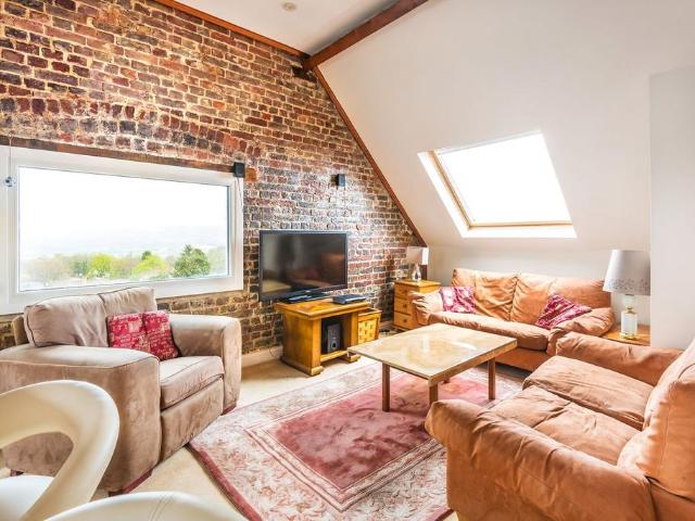 Castle Street, Bletchingley, RH1 2 bed flat to rent £1,675 pcm £387 pw