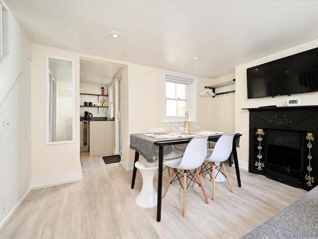 Castle Street, Brighton and Hove, BN1 2 bed terraced house to rent £1,950 pcm £450 pw