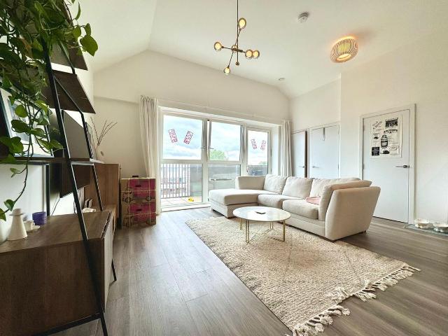 Castle Street, East Ham, London E13, 3 bed flat to rent, £3,250 pcm | PrimeLocation