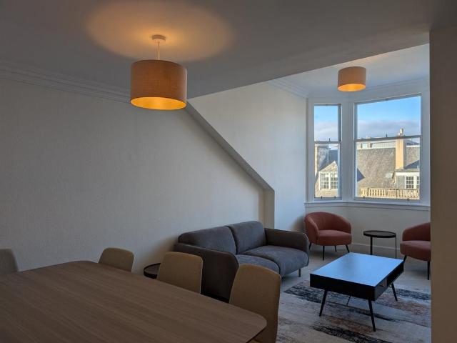 Castle Street, Edinburgh, EH2 4 bed flat to rent £3,600 pcm £831 pw