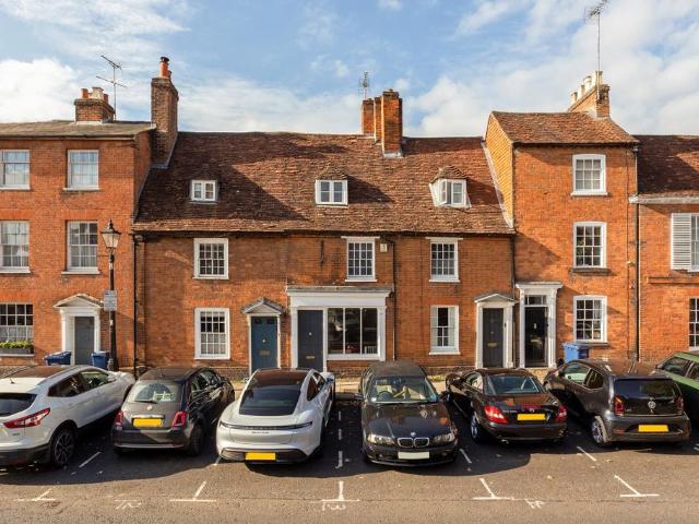 Castle Street Farnham GU9 2 bed terraced house to rent £1,950 pcm £450 pw