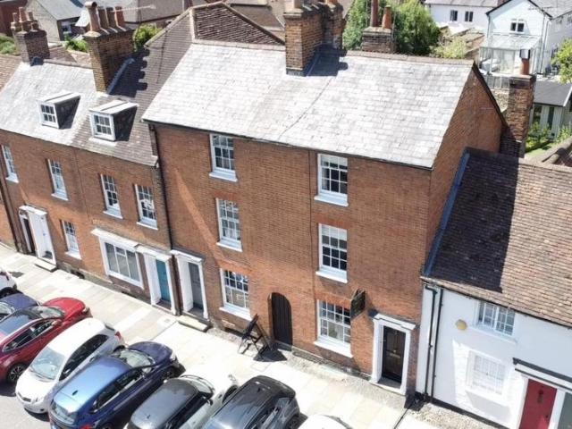 Castle Street, Farnham GU9 3 bed house to rent £2,995 pcm £691 pw