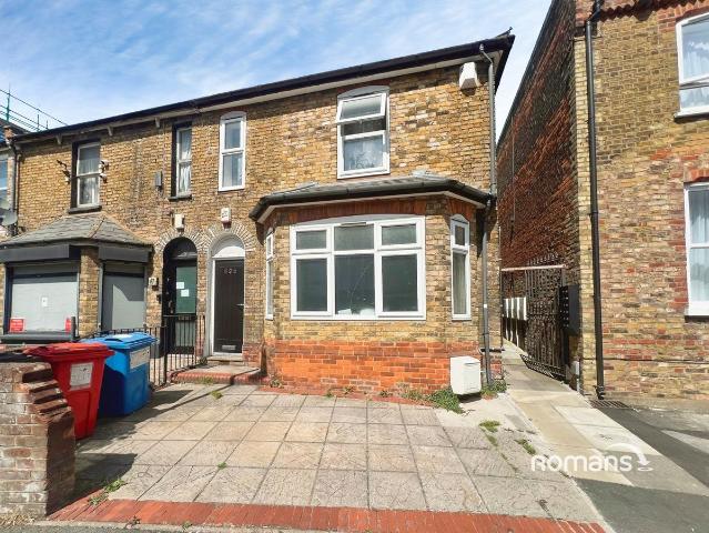 Castle Street, High Wycombe, Buckinghamshire HP13, 1 bed flat to rent, £1,100 pcm | PrimeLocation
