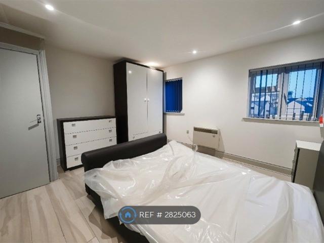 Castle Street, Reading RG1, 3 bed flat to rent, £1,650 pcm | PrimeLocation