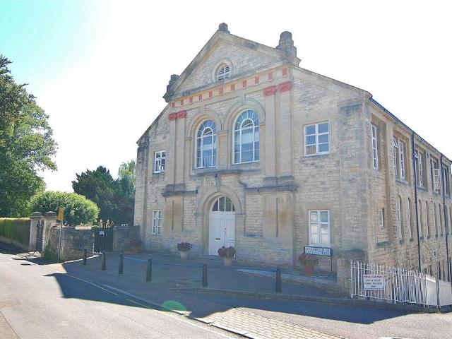 Castle Street, Stroud. 2 bed apartment to rent £1,000 pcm £231 pw