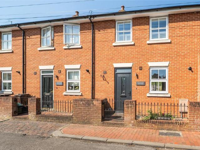 Castle Street, Southborough. 2 bed end of terrace house to rent £1,550 pcm £358 pw