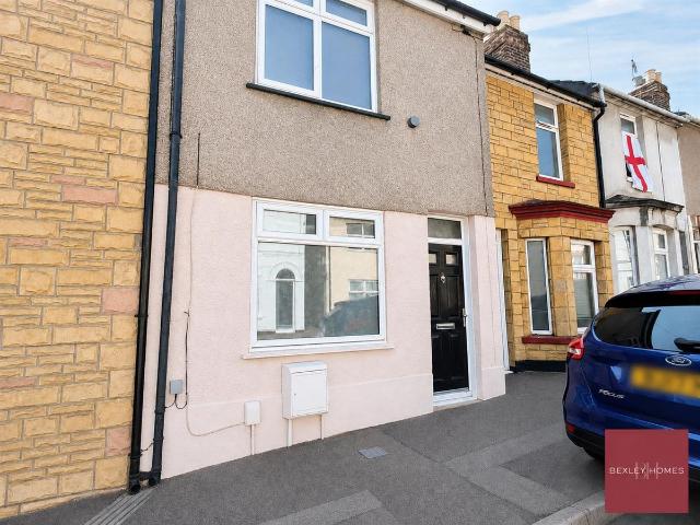 Castle Road, Chatham ME4, 2 bed terraced house to rent, £1,350 pcm | PrimeLocation