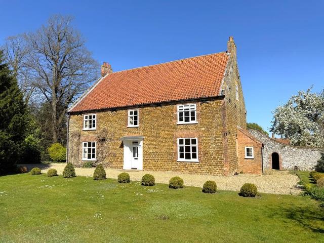CASTLE RISING 5 bed detached house to rent £3,200 pcm £738 pw
