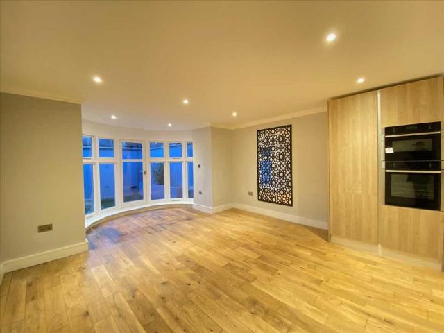 Castlebar Road, Ealing 3 bed apartment to rent £3,000 pcm £692 pw