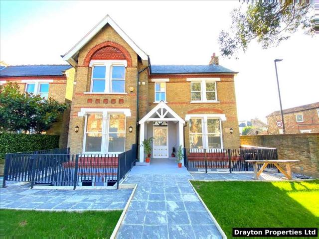 Castlebar Road, Ealing 2 bed apartment to rent £2,600 pcm £600 pw