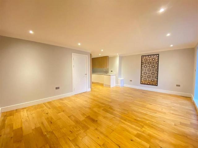 Castlebar Road, Ealing, Ealing 2 bed apartment to rent £2,900 pcm £669 pw