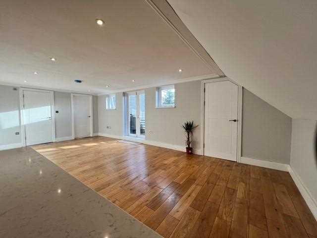 Castlebar Road, Ealing, Ealing 3 bed apartment to rent £2,900 pcm £669 pw