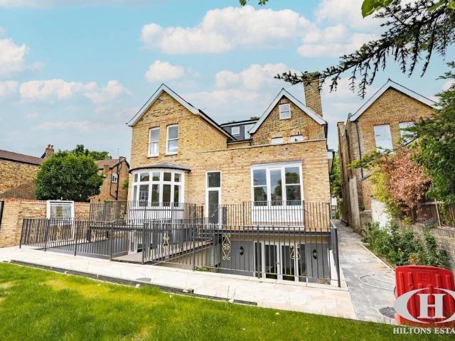 Castlebar Road, London 3 bed apartment to rent £3,300 pcm £762 pw