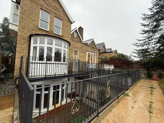 Castlebar Road, London W5 3 bed flat to rent £3,100 pcm £715 pw