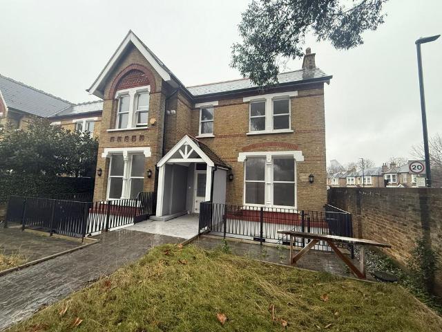Castlebar Road, London W5 3 bed penthouse to rent £3,000 pcm £692 pw
