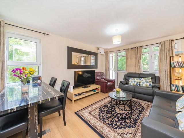 Castlecombe Drive, London SW19 3 bed flat to rent £2,000 pcm £462 pw