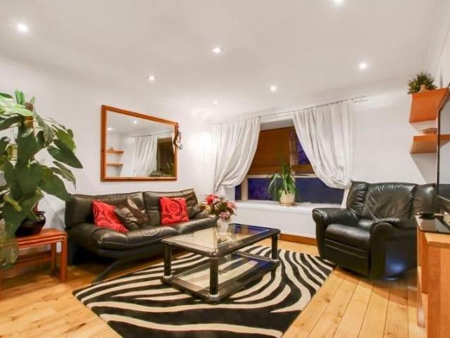 Castleford Court, Henderson Drive, St Johns Wood NW8, 2 bed flat to rent, £2,950 pcm | PrimeLocation