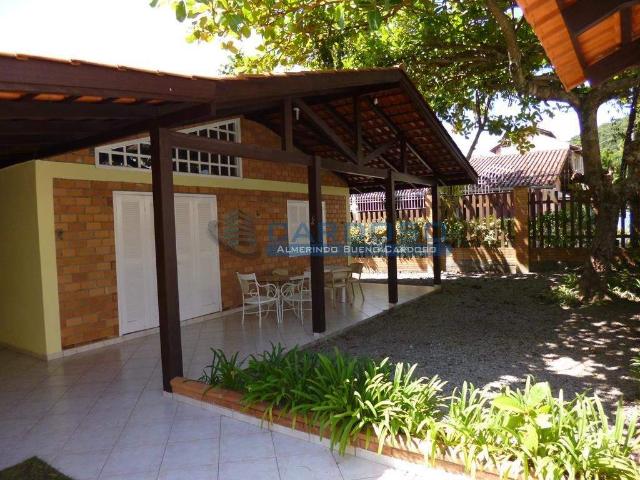 CASA MUITO BEM LOCALIZADA NO CENTRO DE BOMBINHAS