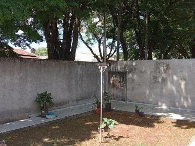 CASA MUITO ESPAÇOSA, AREJADA, 300M2 DE TERRENO3 DORMITORIOS, 2 BWC, CHURRASQUEIRA, ESPAÇO PARA 4 CAR