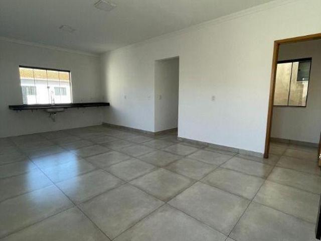 CASA MUITO ESPAÇOSA BEM LOCALIZADA EM POUSO ALEGRE, COM TRÉS QUARTOS GRANDES SENDO UMA SUITE E UMA V