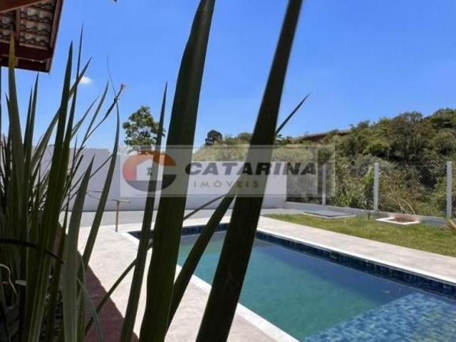 CASA MAGNIFICA EM CONDOMINIO FECHADO