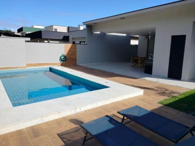 CASA MARAVILHOSA NO MAR VERDE