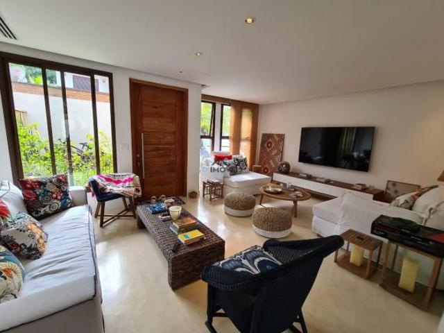 CASA MARAVILHOSA, NOVINHA LINDA E ACONCHEGANTE NO CANTO DIREITO DA PRAIA