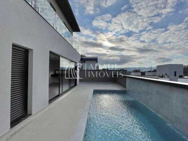 Casa maravilhosa disponível para venda no Mosaico Essence com elevador e piscina
