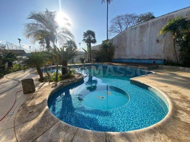 Casa maravilhosa em condomínio no centro de Ibiúna!