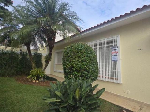 Casa Maravilhosa 3 dormitórios, 3 banheiros e 2 garagens com Lindo Jardim