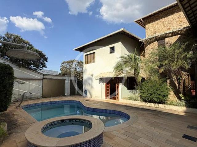 Casa maravilhosa 3 pavimentos em Condomínio com 05 quartos, sendo 04 suítes, espaço gourmet completo