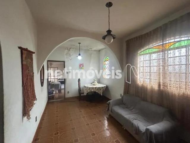 Casa meio lote, 3 quartos, 1 banho social, cozinha, sala para dois ambientes, 1