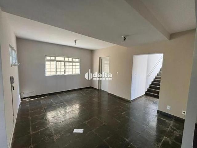 Casa mista com 4 quartos sendo 2 suítes, disponível para venda no bairro Morada da Colina em Uberlân