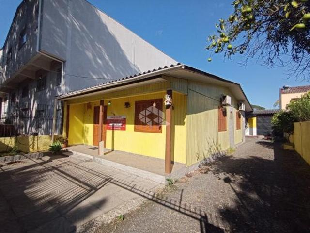 Casa mista com 3 dormitórios/Quartos sendo um suíte e 4 vagas no bairro Sarandi POA/RS