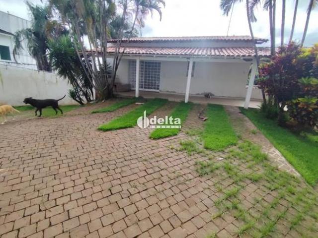 Casa Mista com 3 quartos sendo 1 suíte disponível para locação e venda no bairro Cidade Jardim em Ub