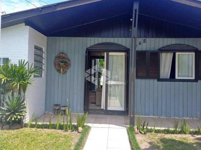 Casa mista, 2 dormitórios, terreno de 12x25 com piscina e jardim no bairro Jardim Beira Mar em Capão