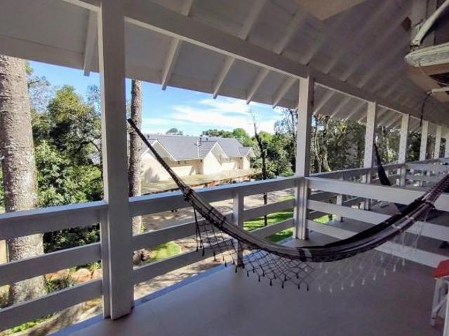 Casa mobiliada, 2 dormitórios, com 80,00m² privativos em Gramado