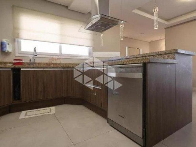 Casa mobiliada, 3 dormitórios, 1 suíte, 4 banheiros, 2 vagas, churrasqueira e energia solar, no bai