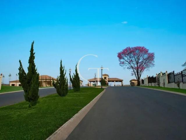 Casa mobiliada à venda no Condomínio Campos de Santo Antônio II – Vista para área verde e alto padrã