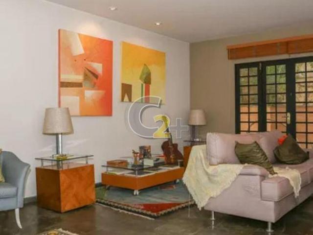 Casa mobiliada à venda na Vila Ipojuca com 239m², 3 suítes e 3 vagas