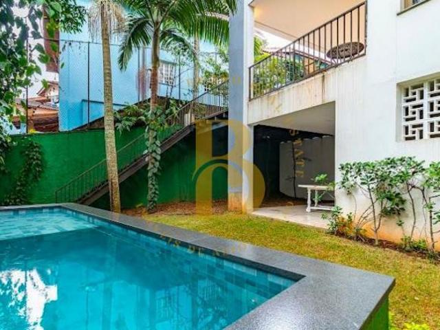 Casa Mobiliada á venda com 4 Suítes e Vista no Rooftop, no Alto da Boa vista. 689m², 4 vagas