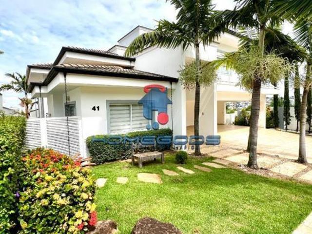 Casa mobiliada à venda, com 3 suítes sendo 2 master, 3 vagas cobertas e 3 vagas descobertas, terreno