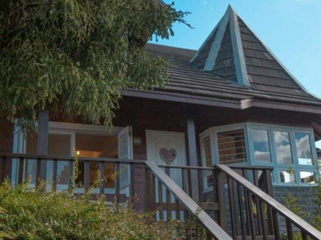 CASA MOBILIADA À VENDA COM PÁTIO PRIVATIVO
