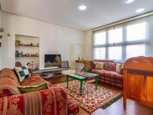 Casa mobiliada á venda de 390 m², com 04 suítes e 05 vagas no Alto de Pinheiros