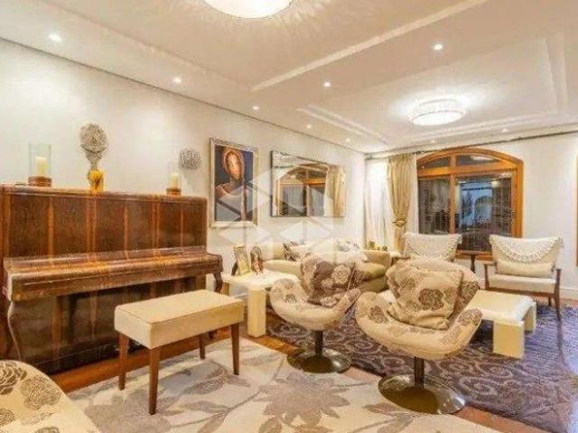 Casa mobiliada com 3 dormitórios 1 suíte, com 320m², piscina e área gourmet Próximo à orla, no b