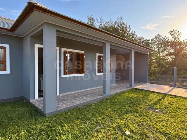 Casa mobiliada com 3 dormitórios, suíte e excelente localização no Balneário Atlântico