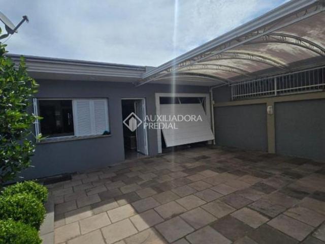 Casa mobiliada com 3 quartos sendo 1 suíte e com 145,23m² no Bairro Santa Lúcia