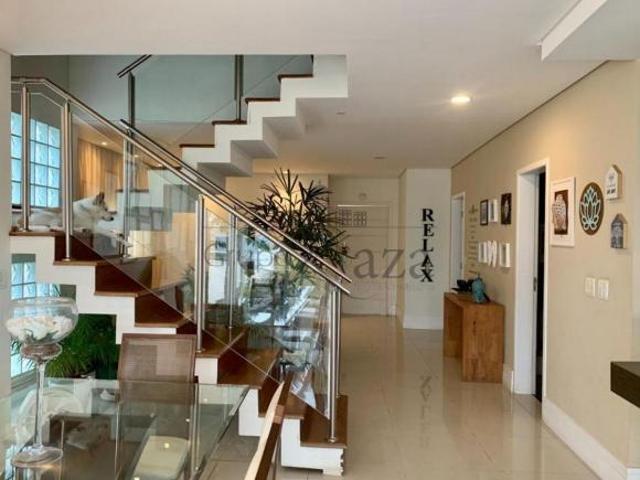Casa mobiliada com 3 suítes no Urbanova Condomínio Floradas da Serra 240m²