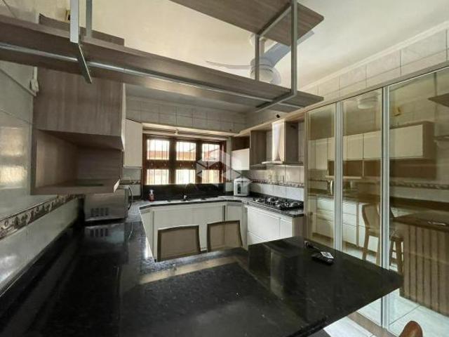 Casa mobiliada, com 04 dormitórios e piscina no Bairro Santo Antônio