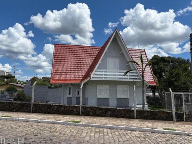 Casa mobiliada com 225 metros quadrados próxima a CIC
